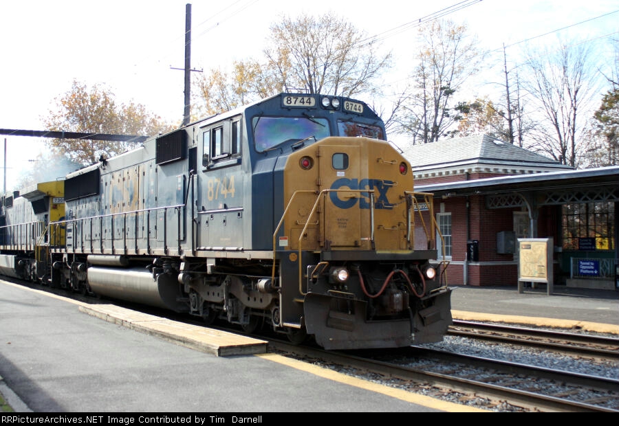 CSX 8744 on Q190